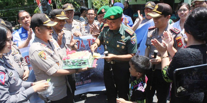 HUT TNI, Kapolres Klungkung Beri Kejutan buat Dandim - PATROLIPOST HUT TNI, Kapolres Klungkung Beri Kejutan buat Dandim - PATROLIPOST