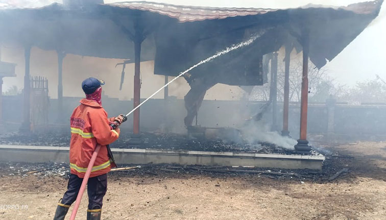 Api Berasal dari Pembakaran Sampah, Dua Pura Hangus - PATROLIPOST