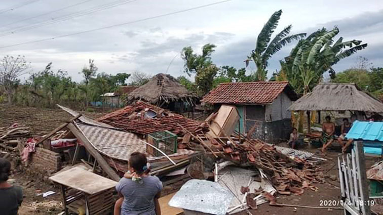 Rumah Gempa Roboh Diterjang Angin - PATROLIPOST Rumah Gempa Roboh Diterjang Angin - PATROLIPOST