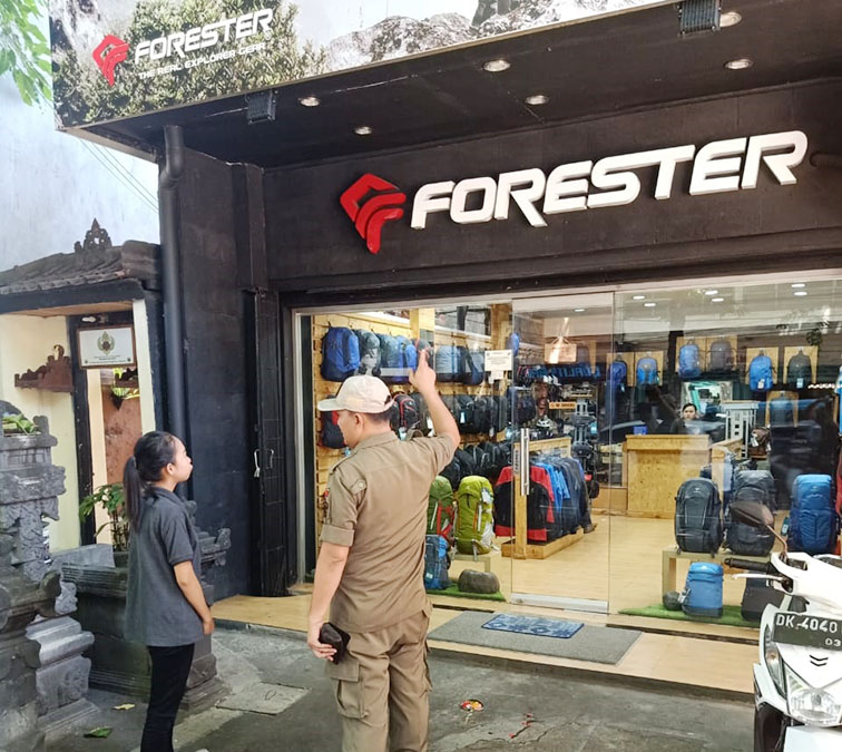 Belum Gunakan Aksara Bali, Satpol PP ‘Semprit’ 41 Toko - PATROLIPOST Belum Gunakan Aksara Bali, Satpol PP ‘Semprit’ 41 Toko - PATROLIPOST