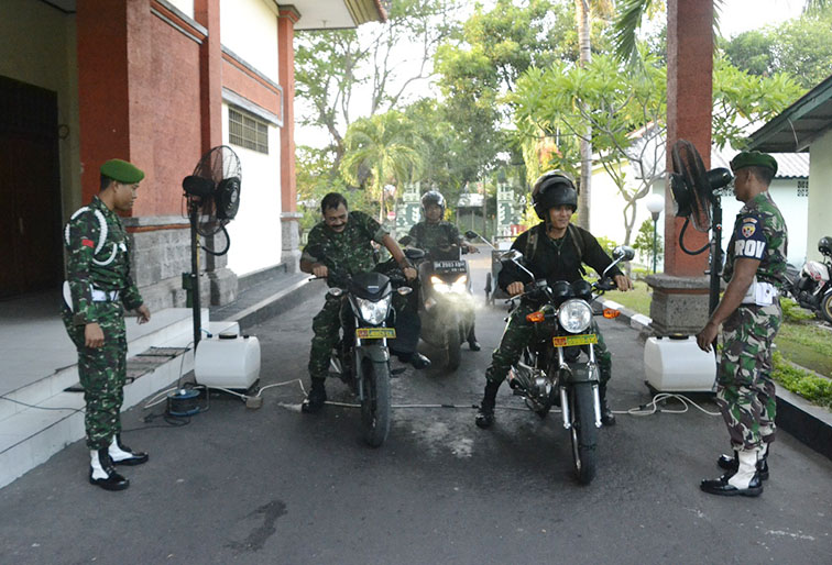 Ratusan Personel Korem 163/Wira Satya Disemprot Desinfektan - PATROLIPOST