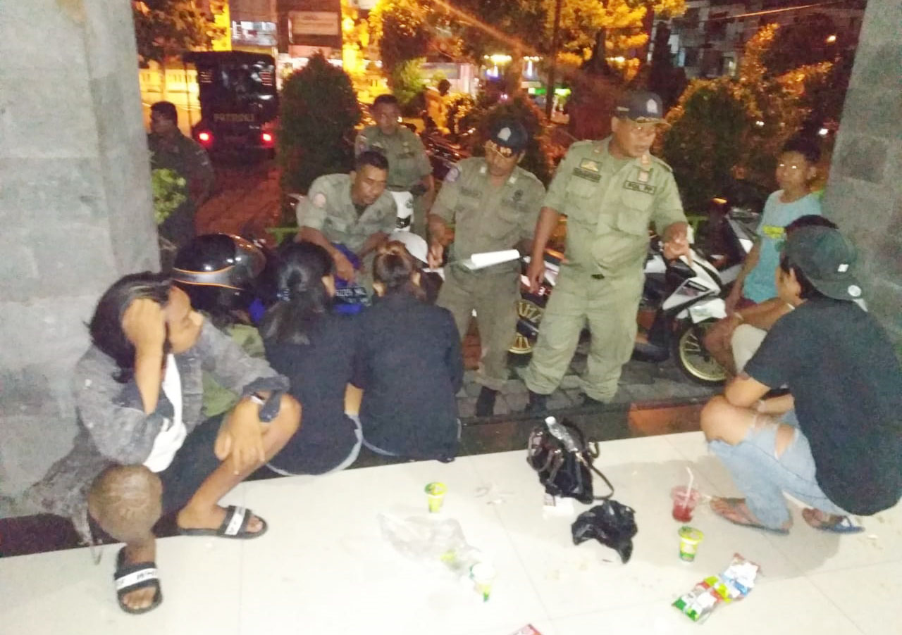 Empat Remaja Pesta Miras di Tempat Umum di Tengah Merebaknya Corona ...