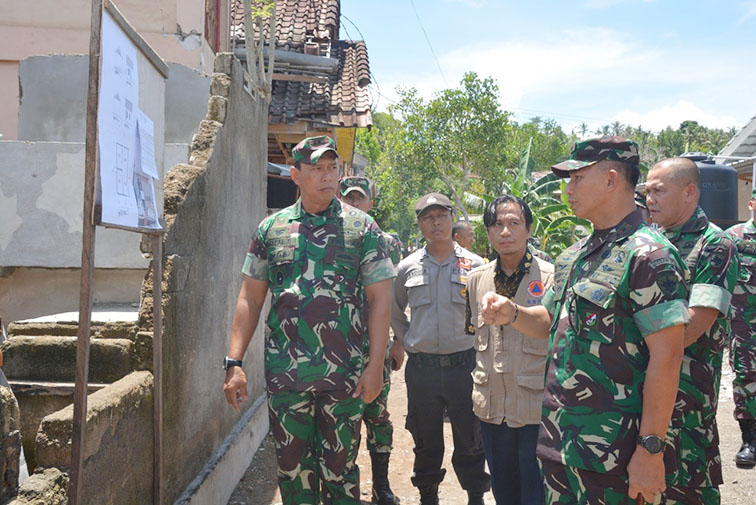 Pangdam Tinjau Proses Rehab Rekon Pembangunan RTG di NTB - PATROLIPOST Pangdam Tinjau Proses Rehab Rekon Pembangunan RTG di NTB - PATROLIPOST