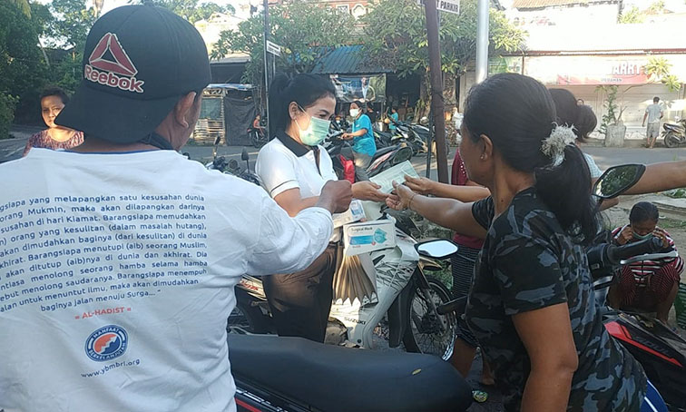 Desa Medahan Bagi-bagi Masker dan Semprot Disinfektan - PATROLIPOST