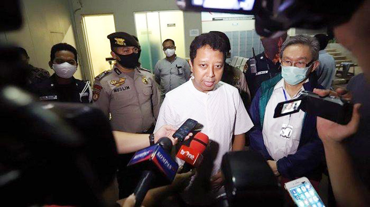 Romy Keluar Rutan KPK, Tanpa Senyum dan Masker - PATROLIPOST