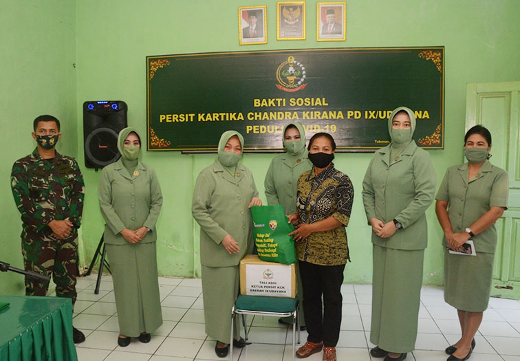 Persit KCK PD IX/Udayana Berikan Tali Asih ke Warakawuri di Kodim 1619/Tabanan - PATROLIPOST