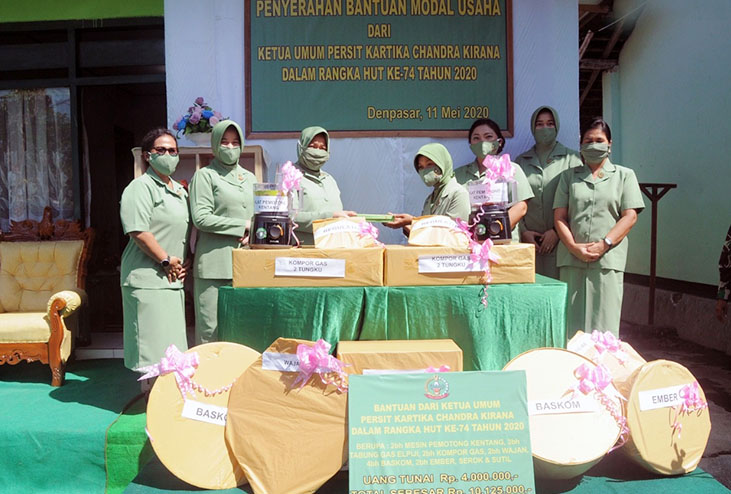 Ketua Persit KCK Daerah IX/Udayana Serahkan Bingkisan ke Warakawuri di Klungkung - PATROLIPOST