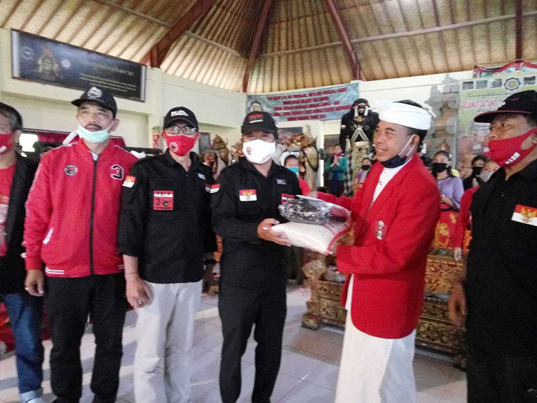 DPC PDI-P Bangli Salurkan Bantuan Beras untuk Veteran dan Yayasan - PATROLIPOST