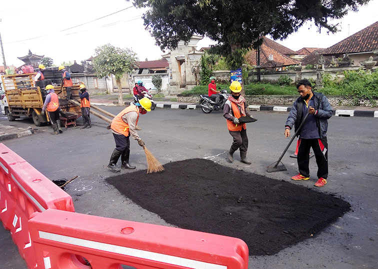 Disesalkan Warga, Perbaikan Jalan Dilakukan Tambal Sulam - PATROLIPOST