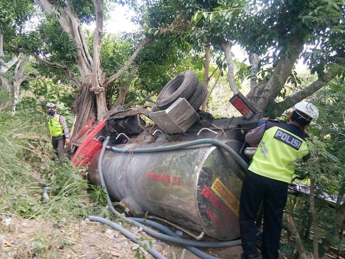 Mundur! Truk Tangki Air Terjun Bebas ke Jurang - PATROLIPOST Mundur! Truk Tangki Air Terjun Bebas ke Jurang - PATROLIPOST