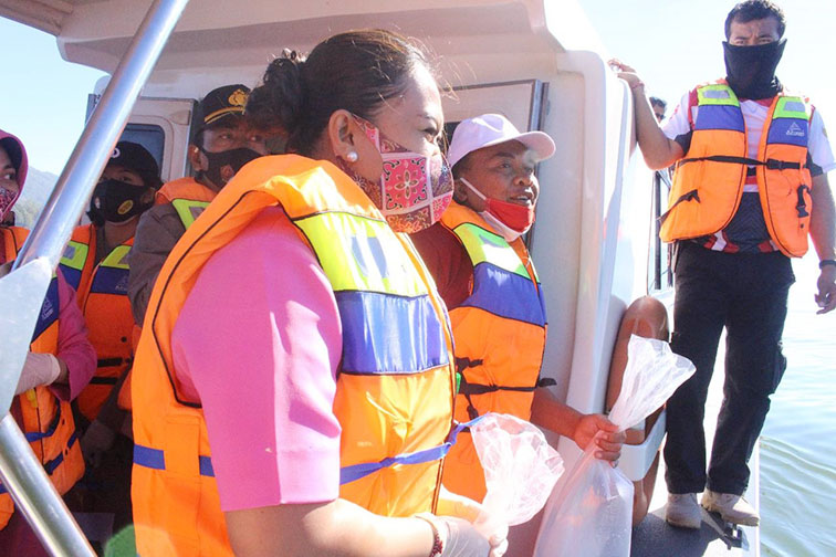Seratus Ribu Benih Ikan Ditebar di Danau Batur - PATROLIPOST Seratus Ribu Benih Ikan Ditebar di Danau Batur - PATROLIPOST