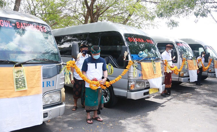 Sediakan 8 Unit Mobil Perintis, Bupati: Mimpi Angkutan Siswa Gratis ...
