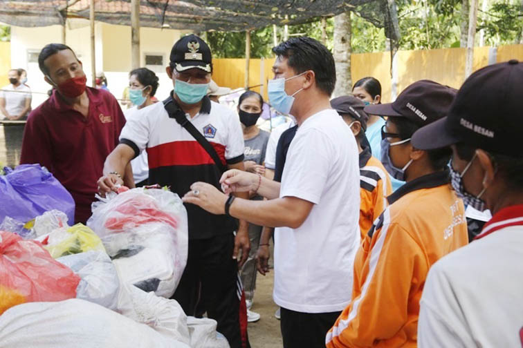 Tinjau Kesiapan TOSS Desa Besan, Bupati: Ciptakan Lingkungan Bersih ...