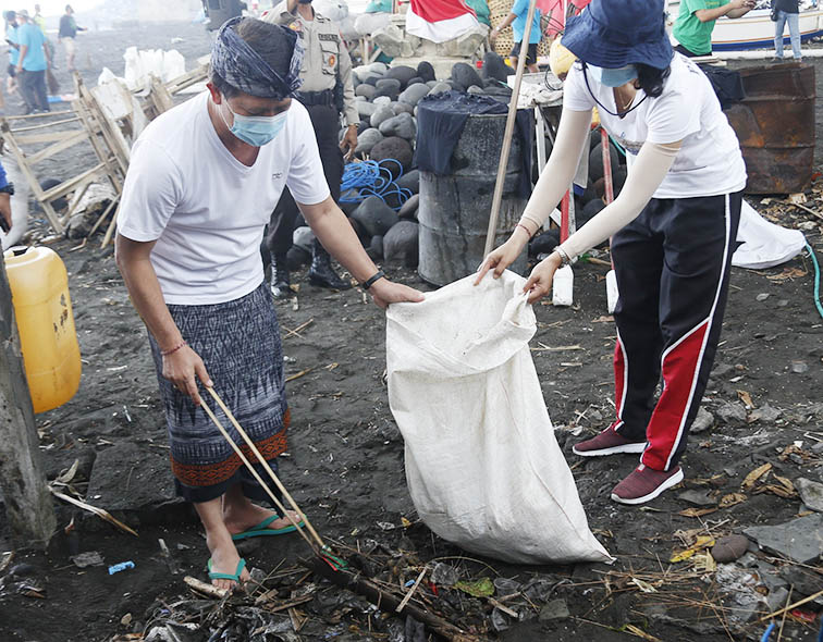 World Clean Up Day Indonesia 2020, Bupati: Jangan Buang Sampah Plastik ...