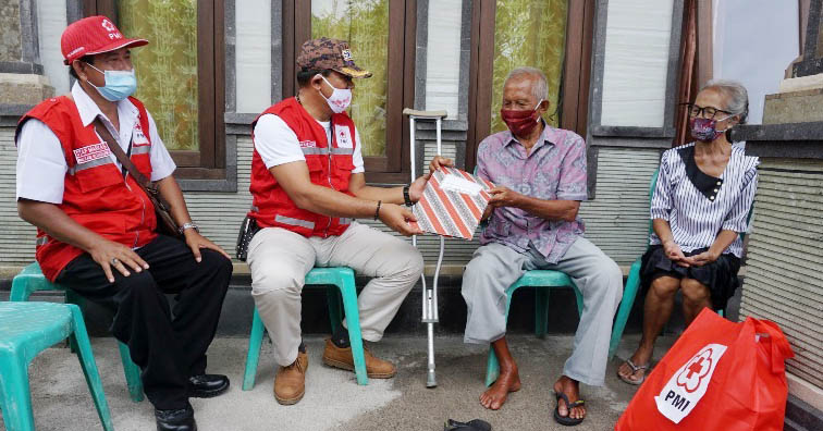 Peduli Pejuang Veteran, PMI Bagikan Sembako - PATROLIPOST