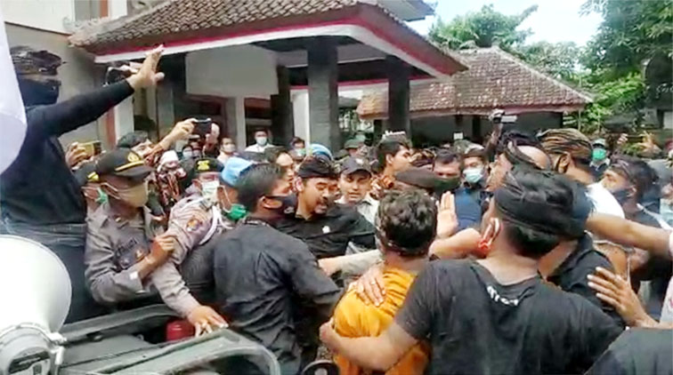 Hari Ini Massa dari Seluruh Bali Kembali Demo AWK di Kantor DPD RI ...