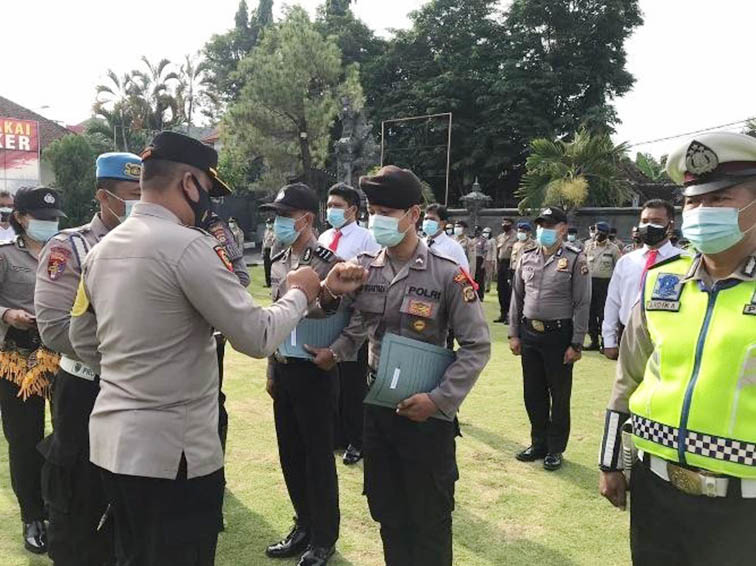 Kapolres Berikan Penghargaan Kepada 28 Anggota yang Berprestasi - PATROLIPOST