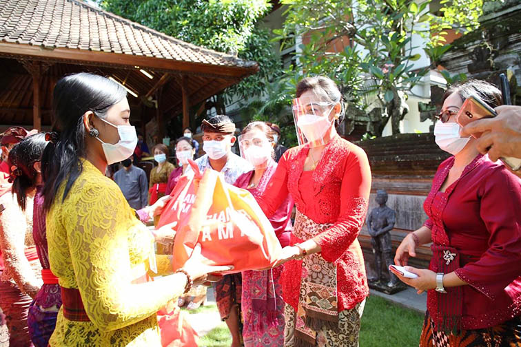 Ketua TP PKK Gianyar Serahkan Bantuan 164 Paket Sembako Tahap III untuk ... Ketua TP PKK Gianyar Serahkan Bantuan 164 Paket Sembako Tahap III untuk ...