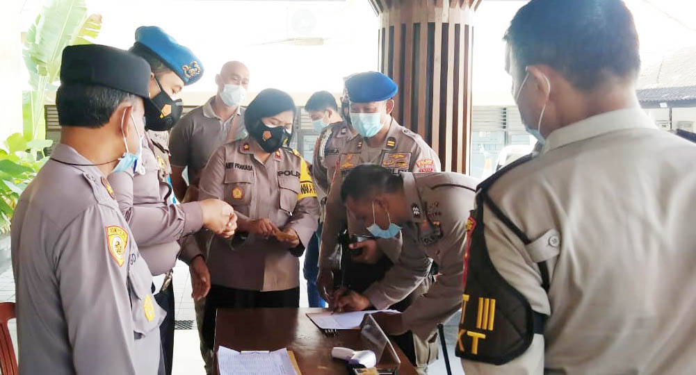 Propam Periksa Senpi Personel Polres Klungkung - PATROLIPOST Propam Periksa Senpi Personel Polres Klungkung - PATROLIPOST