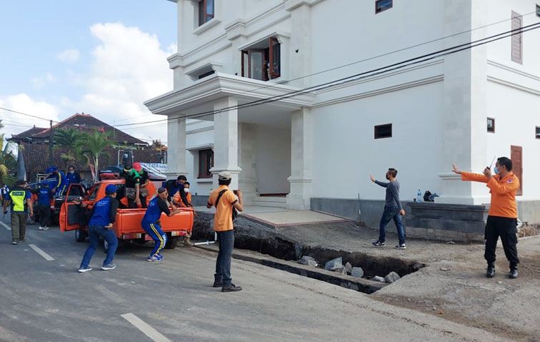 Gedung DPC PDIP Gianyar ‘Digoyang' Petugas BPBD - PATROLIPOST