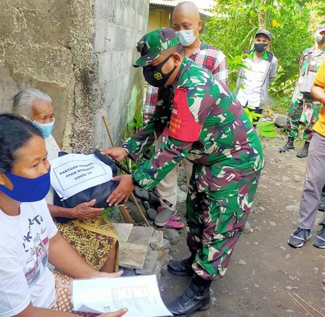 Bagikan Sembako, Dandim Klungkung: Sebagai Tanggung Jawab dan Kepedulian Kepada Rakyat - PATROLIPOST