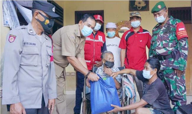 PMI Klungkung Hadir di Tengah Pandemi, Bagikan CSR Sembako Kepada Penyandang Disabilitas ...