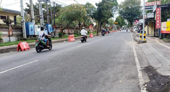 Petugas Tertibkan Parkir di Badan Jalan Kota Bangli - PATROLIPOST Petugas Tertibkan Parkir di Badan Jalan Kota Bangli - PATROLIPOST