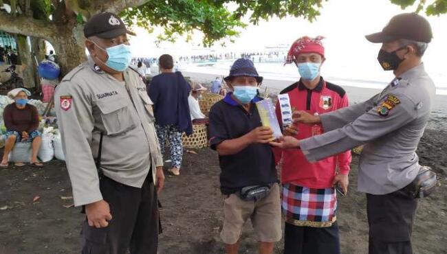 Jaga Kondisi Tetap Fit, Polres Klungkung Bagikan Suplemen Kepada Warga ...