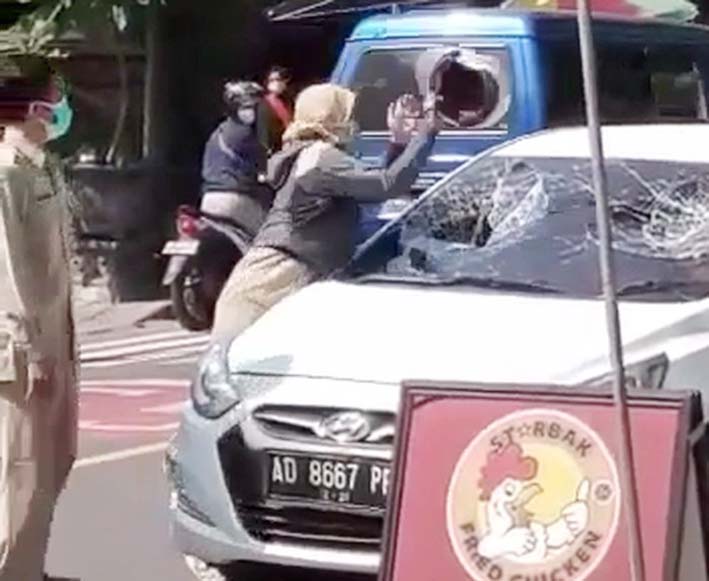 ASN Ngamuk Pecahkan Kaca, Pergoki Suami Semobil Bersama Wanita Lain - PATROLIPOST