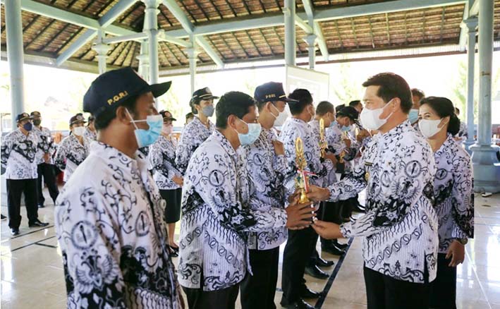 HUT ke-76 PGRI dan HGN 2021, Bupati Suwirta Minta Guru Kumandangkan Spirit Gema Santi di Sekolah ...