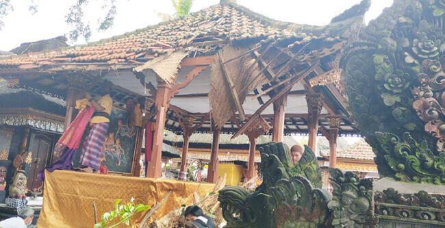 Dahan Beringin Patah Timpa Candi dan Bale Piasan Pura Manik Bingin ...