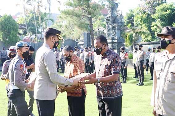 Kapolres Klungkung Pimpin Upacara Pelepasan Purna Tugas, Anggota ... Kapolres Klungkung Pimpin Upacara Pelepasan Purna Tugas, Anggota ...