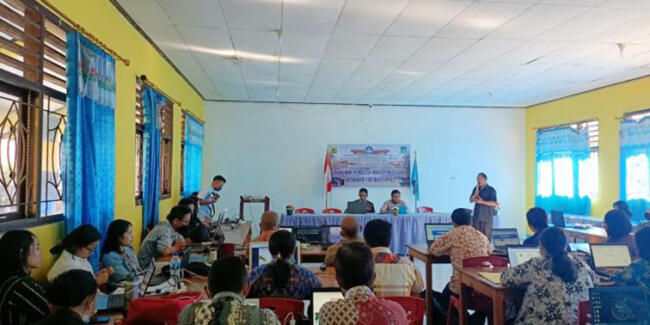 Asah Kompetensi Digital Guru, SMPN 4 Langke Rembong Hadirkan Para Dosen ...