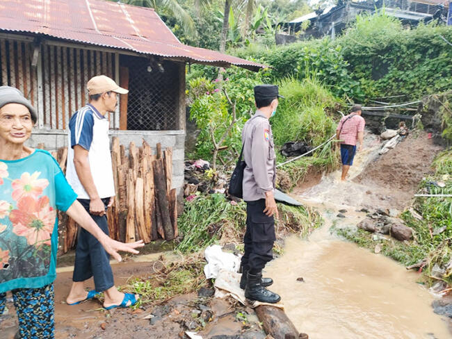 Saluran Air Subak Desa Subuk Buleleng Jebol, Banjir Genangi Rumah Warga ... Saluran Air Subak Desa Subuk Buleleng Jebol, Banjir Genangi Rumah Warga ...