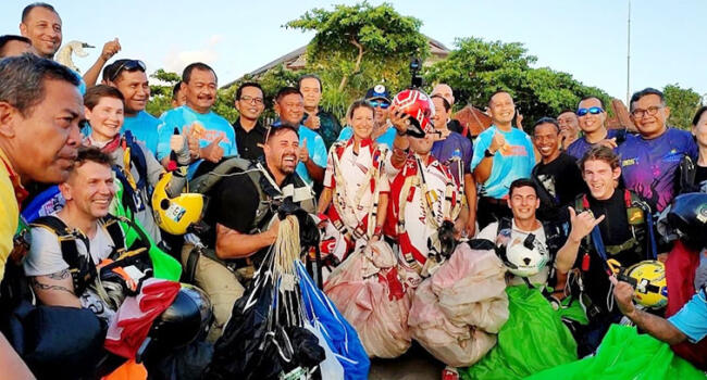 Puluhan Penerjun Payung Bali Boogie Landing Mulus di Pantai Mesari ...