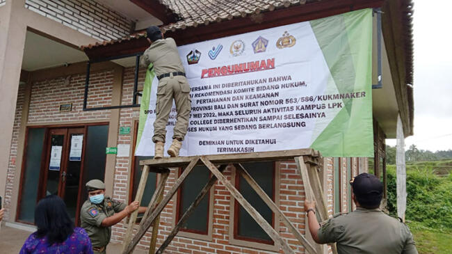 Pastikan Tidak Beroperasi, Satpol PP Bangli Pasang Spanduk Penutupan ...