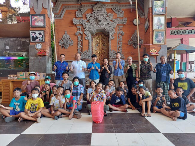 HUT Kemerdekaan RI, Solia Legian Hotel Gelar CSR bagi Paket Sembako di ...