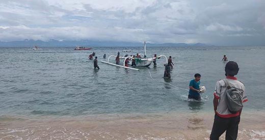 Ombak Ganas, Perahu Nelayan Nengah Adnyana Terbalik di Perairan Nusa ...
