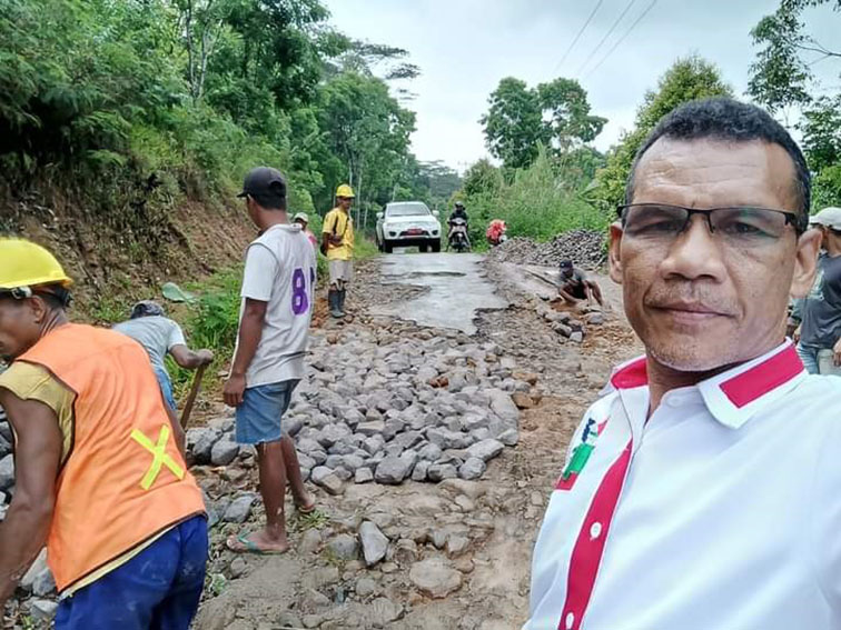 Selfie Wakil Rakyat Matim di Jalan Mano-Bajar Menuai Kritikan dan ...