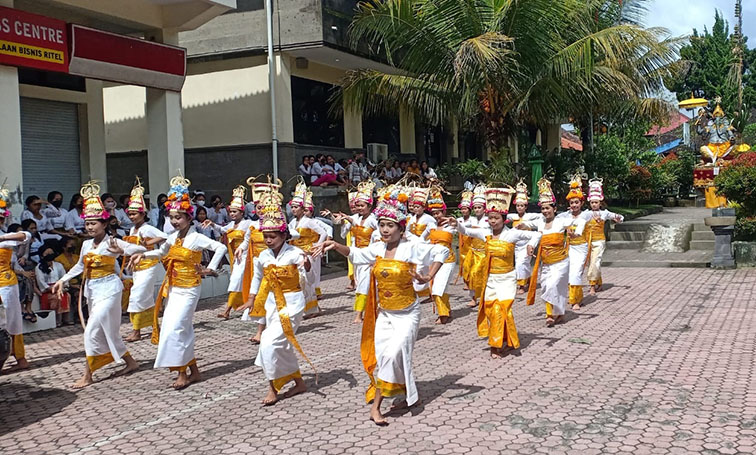 SMKN 1 Bangli Gelar Upacara Rsi Gana Melaspas Mupuk Pedagingan Lan ...