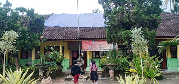 Atap Ruang Kelas SDN 4 Jehem Ambrol, Siswa Belajar di Ruang ...