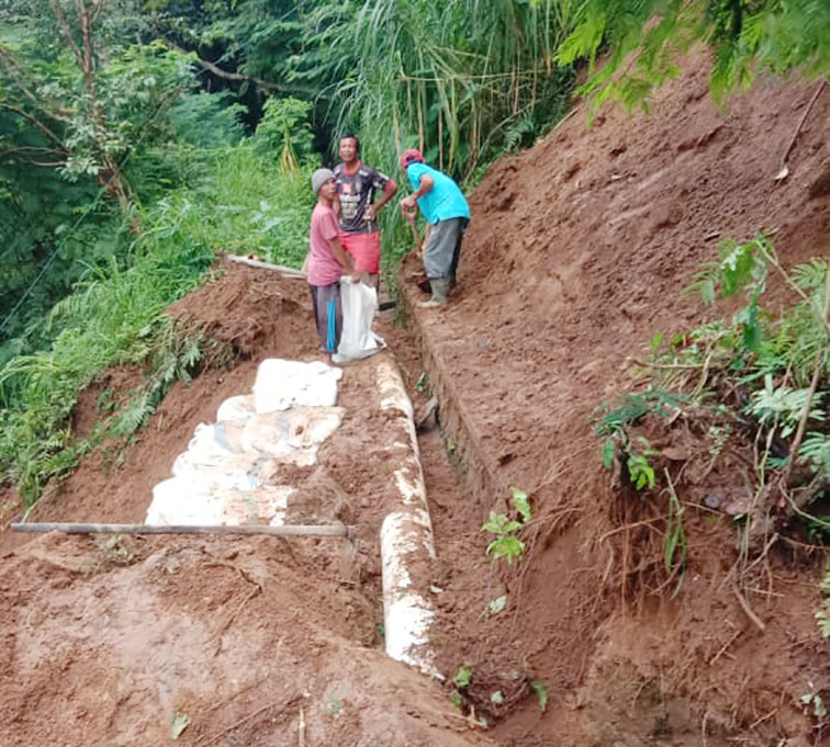 Longsor Tutup Akses Jalan dan Rusak Saluran Subak di Desa Pengiangan Susut - PATROLIPOST