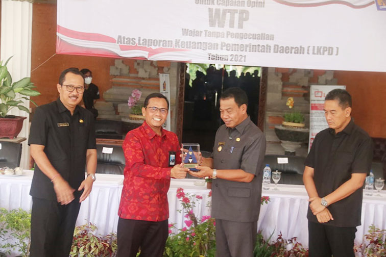 Buleleng Terima Plakat dan Penghargaan Opini WTP dari Kemenkeu RI - PATROLIPOST