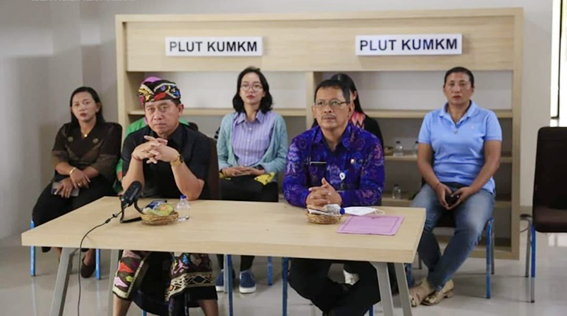 Bupati Suwirta Saksikan Peresmian PLUT-KUMKM Melalui Video Conference ...