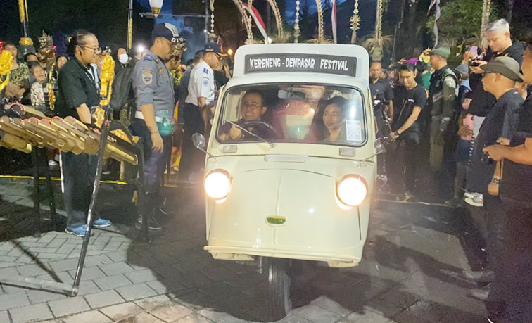 Denfest 2022 Dibuka, Walikota Jaya Negara dan Wawali Arya Wibawa Nostalgia Naiki Bemo - PATROLIPOST