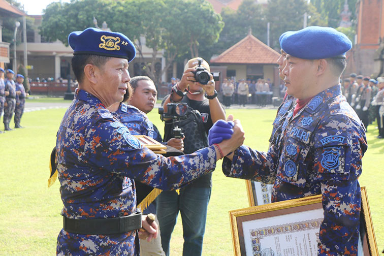 Empat Personel Polairud Terima Penghargaan dari Kapolda Bali - PATROLIPOST