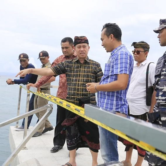 Tinjau Jembatan Penghubung Dermaga Ambruk, Bupati Suwirta: Rekanan ... Tinjau Jembatan Penghubung Dermaga Ambruk, Bupati Suwirta: Rekanan ...