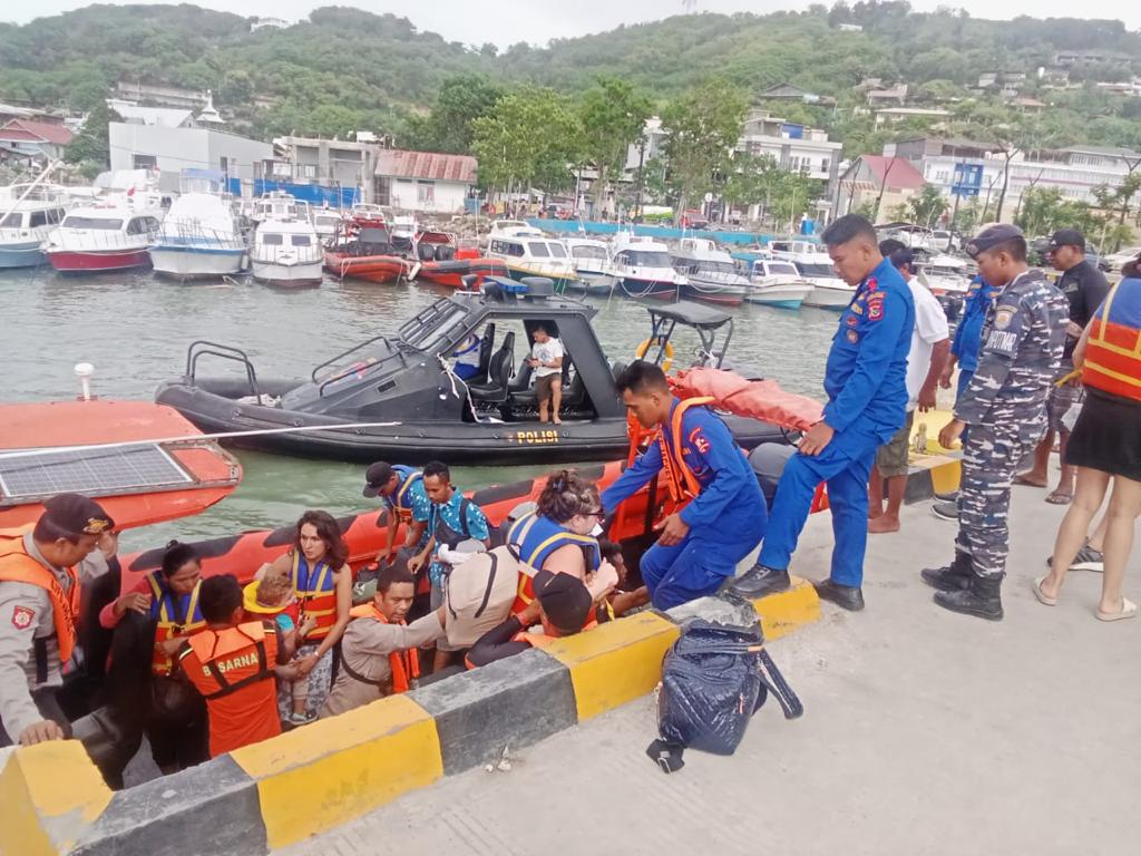Kapal Wisata Alami Gangguan Mesin di Pulau Kukusan, Tim SAR Evakuasi 8 WNA - PATROLIPOST