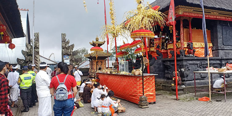 Imlek 2023, Pemedek Tionghoa Luar Bali Juga Sembahyang di Konco Batur ...