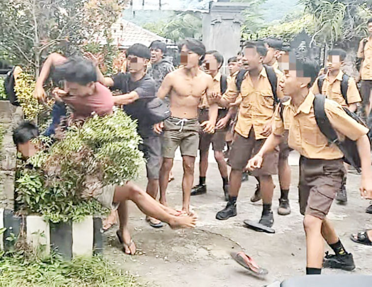Viral di Medsos! Perkelahian Brutal Remaja Tanggung di Buleleng ...